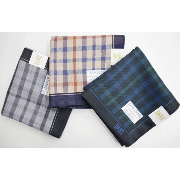 日本製素材/綿100％サイズ/約50cm柄/チェックダックスのハンカチです。プレゼントやお返しなどのギフトにいいですよ！店頭でも販売しておりますので、売切れの際はご了承下さい。こちらは簡易ラッピングのみになります。
