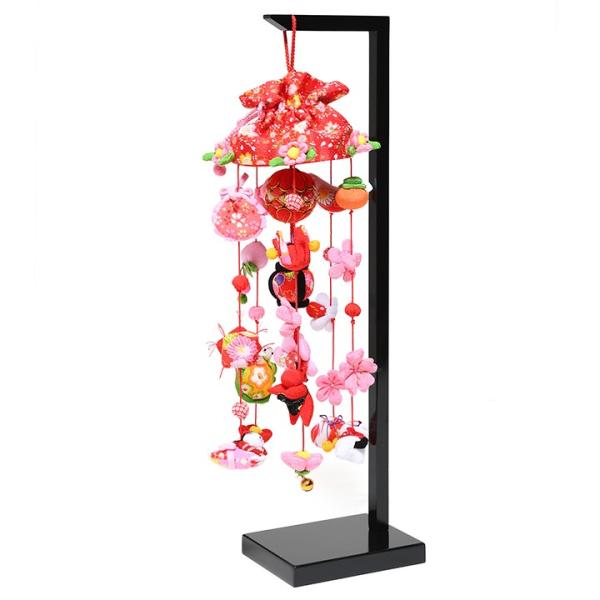 size:間口10×奥行13長さ37(スタンド高48)cm『笠付ひなもも吊るし雛』縮緬傘付真ん中に手毬・雪洞、周り５連に桃の花等２８種の縁起物を吊るしました。傘には縮緬裂地で5個の花を「花のように可愛いく育つよう」の願いを込め。周り五連に桃...