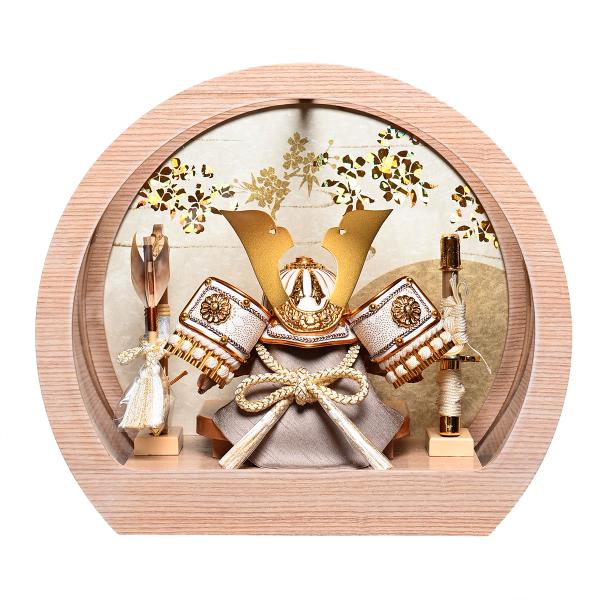 商品SIZE：間口33×奥行20.5×高さ30cm特典：陣羽織・メモリアルオルゴールをプレゼント『白金仕上げ中鍬形之兜アクリル白木ケース』白鉢金筋仕上げ中鍬型兜を木目の綺麗な白木円型ケースにセットしてトレンディな兜飾りに仕上げました。中鍬型...