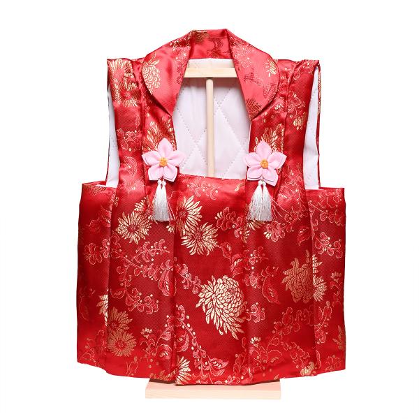 幼い心に残る思い出を何時までも・・・金襴綿入り仕立て・胸元に可愛いリボンが付いています。木製飾り台付きで雛飾りの前に飾れます。初節句のお祝いにお子様に着せて可愛い記念写真を撮ってください、三歳位迄着られます。寸法 身幅33cm丈47cm※代...