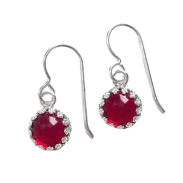 商品名Small Gemstone Earrings in Sterling Silver with Filigree Crown settings (Recycled Red Glass)ブランド：Melanie Golden Artis...