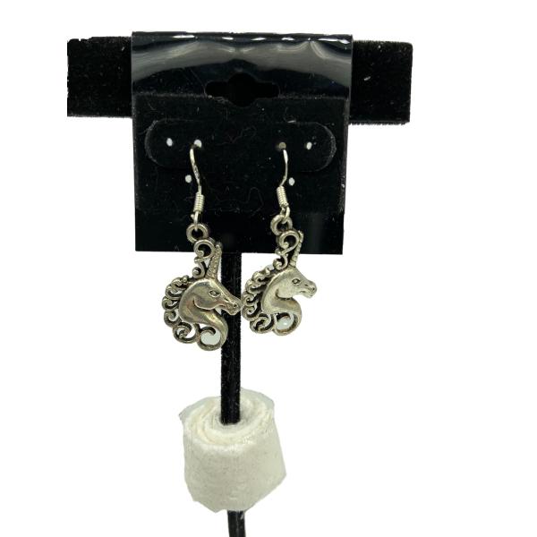 商品名Silvertone Unicorn Charm Dangle Earrings with Sterling Silver Hooksブランド：Mama Otter's Tidbits商品サイズ：高さ：2.3 cm横幅：9.7 cm奥...