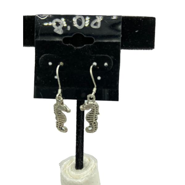 商品名Silvertone Seahorse Charm Dangle Earrings with Sterling Silver Hooksブランド：Mama Otter's Tidbits商品サイズ：高さ：2.3 cm横幅：9.6 cm...