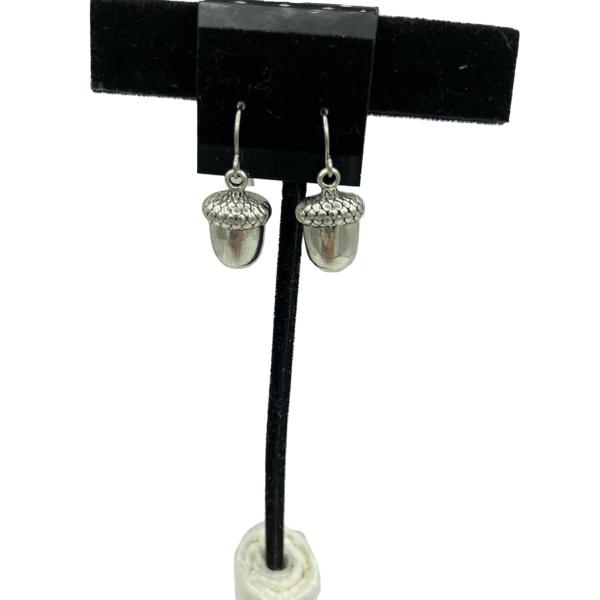 商品名Silvertone 3D Acorn Charm Dangle Earringsブランド：Mama Otter's Tidbits商品サイズ：高さ：2.4 cm横幅：9.7 cm奥行：10 cm重量：1786 g商品番号：色：sil...