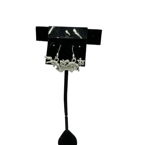 商品名Silvertone 3D Fox Charm Dangle Earrings with Sterling Silver Hooksブランド：Mama Otter's Tidbits商品サイズ：高さ：2.6 cm横幅：9.6 cm奥行...