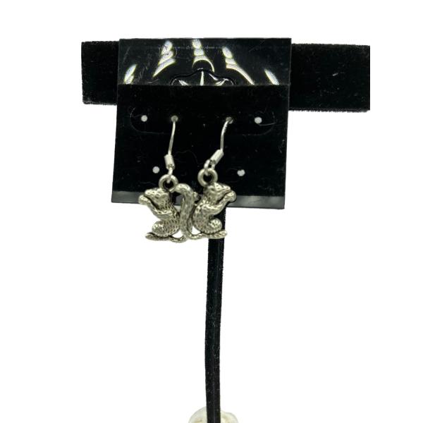 商品名Silvertone 3D Squirrel Charm Dangle Earrings with Sterling Silver Hooksブランド：Mama Otter's Tidbits商品サイズ：高さ：2.6 cm横幅：9.9...