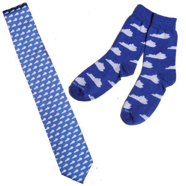 商品名:  Kentucky Mens Silk Necktie and Sock Set - Blue State of Kentucky Designブランド: Barrel Down South高さ: 26.416cm横幅: 12.4...