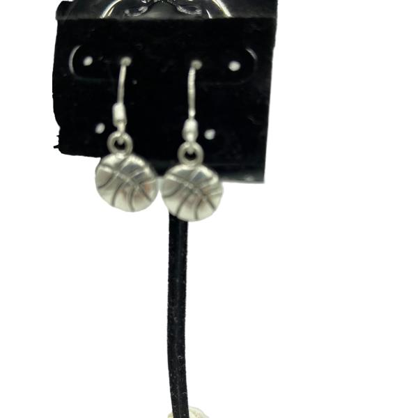 商品名Silvertone Basketball Charm Dangle Earrings with Sterling Silver Hooksブランド：Mama Otter's Tidbits商品サイズ：高さ：2.5 cm横幅：9.1 ...