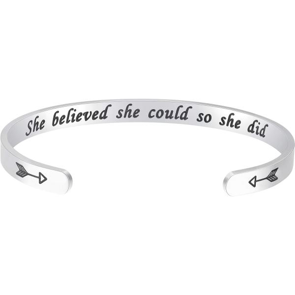 商品名Fesciory インスピレーショナルブレスレット レディース ステンレススチール 刻印入り ポジティブマントラ 引用句 Keep Going カフバングル カレッジ卒業 励ましギフトFesciory Inspirational Br...