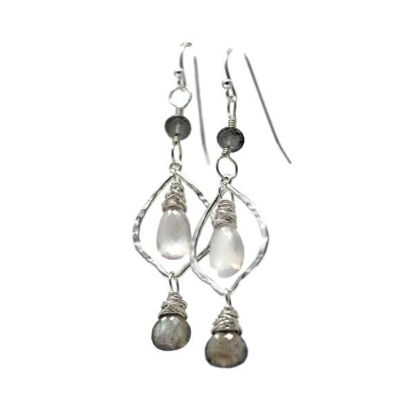 商品名Labradorite Moonstone Earrings Sterling Silver Hammered Lanterns White Grayブランド：Aerides Designs商品サイズ：高さ：2.8 cm横幅：10.7...
