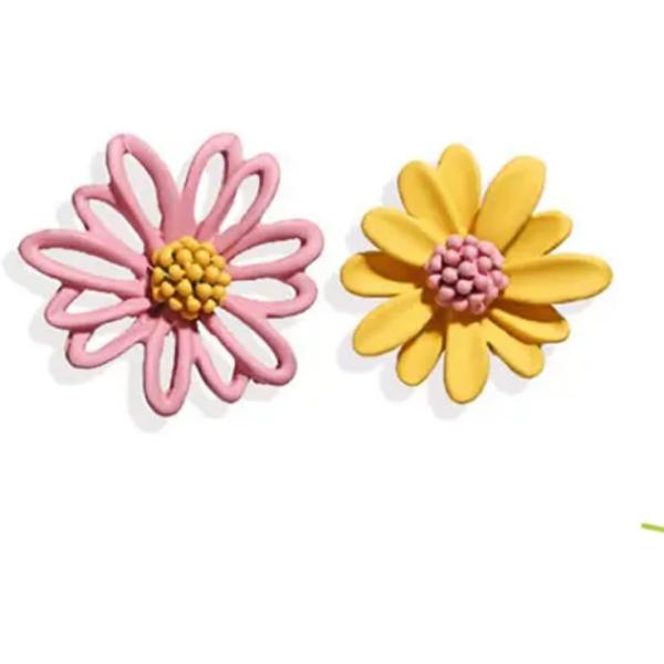 商品名StylesILove Women Girls Asymmetrical Small Daisy Stud Earrings Hollow Flower Earrings for Summer Spring Season, Birth...