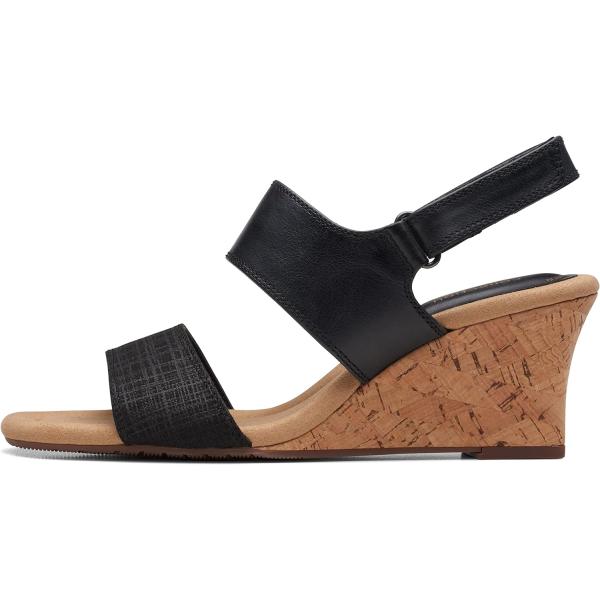 商品名Clarks (クラークス) レディース Kyarra Faye ウェッジサンダル, ブラックレザー, 7.5 WideClarks Women's Kyarra Faye Wedge Sandal, Black Leather, 7...