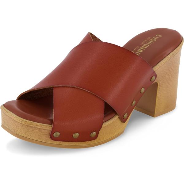 商品名CUSHIONAIRE レディース Kamari フェイクウッドサンダル 低反発パッド付き 幅広展開, コニャック, 10CUSHIONAIRE Women's Kamari Faux Wood Sandal with Memory ...