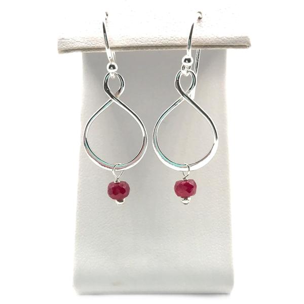 商品名Ruby and Infinity Hoop Sterling Silver Earrings Boho Artisan Jewelryブランド：Generic商品サイズ：M高さ：2.5 cm横幅：8.9 cm奥行：8.9 cm重量：...