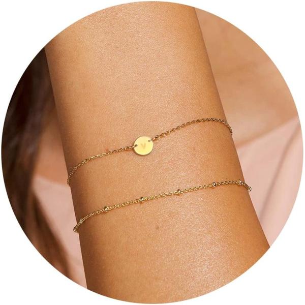 商品名女性用ゴールドブレスレット 華奢なゴールドイニシャルブレスレット レイヤービーズ文字ブレスレット パーソナライズされた26アルファベットディスクチャームブレスレット 女の子への誕生日プレゼントに 10代の女の子に 14Kゴールドメッキ...