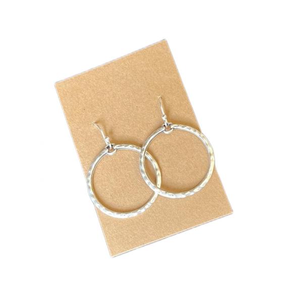 商品名Hammered Open Hoop on Sterling Silver Earringsブランド：Sundance Dreams Designs商品サイズ：高さ：2.7 cm横幅：9.4 cm奥行：9.5 cm重量：1696 g商...