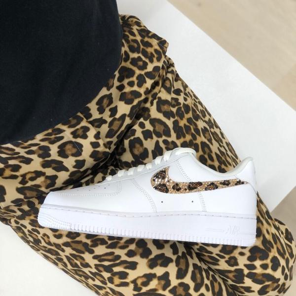 スワロフスキー ANIMAL CUSTOMお手持ちのスニーカーをカスタマイズするスニーカーカスタマイズサービスとなります。◆こちらの商品はお客様ご自身でベースとなるシューズのご用意が必要となります。【おすすめベースシューズ】エアフォース1※...