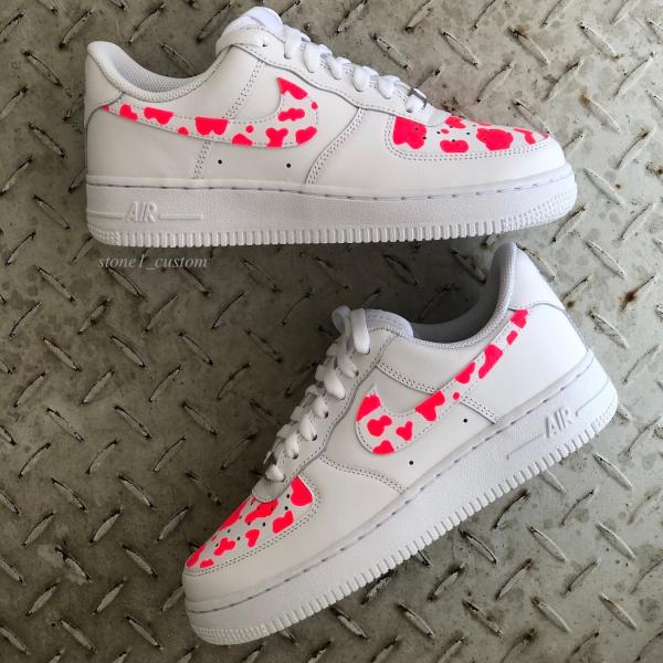 The Dalmatian Neon Pinkお手持ちのスニーカーをカスタマイズするスニーカーカスタマイズサービスとなります。◆こちらの商品はお客様ご自身でベースとなるシューズのご用意が必要となります。【おすすめベースシューズ】エアフォース...