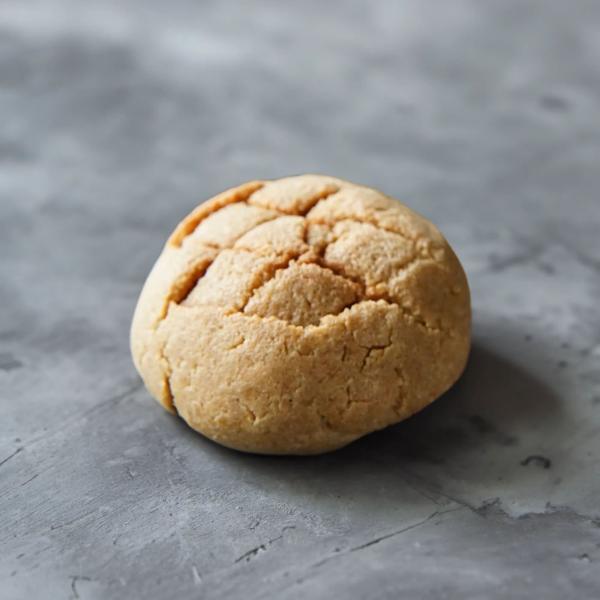 独自のフスボンクッキーで、プレーンミックスの生地を包み込んだメロンパン。素材にはバター、アーモンドプードル、有機大豆粉などを使用し、美味しさと健康を両立させました。解凍後オーブンで焼くことで外はサクサク、中はふんわりとした食感を楽しむことが...