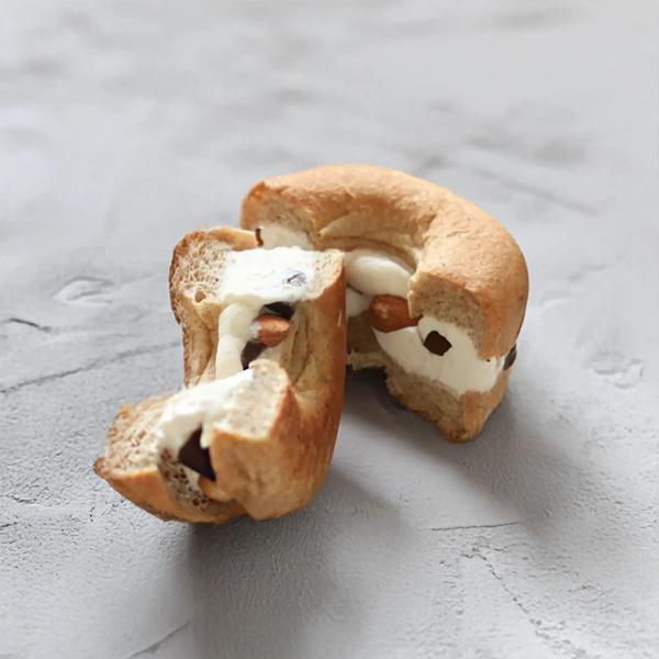 クリームチーズと生クリームのリッチな風味、そしてカカオマスを使用したチョコタブレットとナッツが詰まった、極上の味わいを提供する逸品です。もっちりとした食感の生地とダブルクリームの濃厚な味わい、パリパリとしたチョコとナッツの食感が絶妙なハーモ...