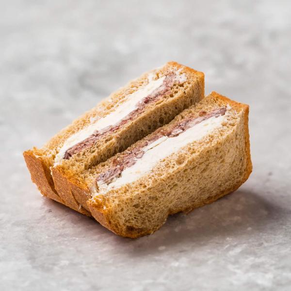 ふんわりとした食感のフスボンプレーンブレッドに、十勝産の粒あんと濃厚な生クリームをサンドした「生クリーム＆十勝粒あんサンド」。天然甘味料と食物繊維を加えて炊き上げたフスボンオリジナルの粒あんと、生クリームを使ったシャンティの贅沢な組み合わせ...