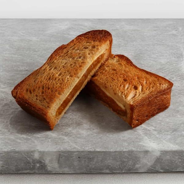 28種類のスパイスと牛肉のうまみが溶け込んだ低糖質タイプのビーフカレーとゴーダチーズを絶妙に組み合わせた、惣菜パンです。低糖質ながら満足感たっぷりのフスボンブレッドで包み込み、カリッとした食感を実現しました。カレーとトロっと溶けるチーズが絶...