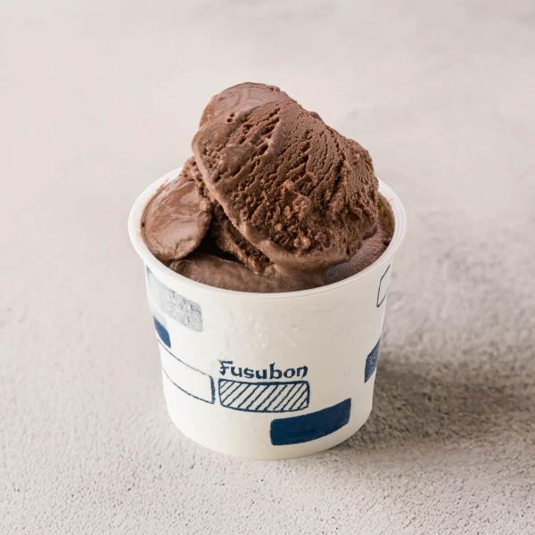 カカオの豊かな風味と、なめらかな口どけを楽しめる、低糖質タイプのチョコレートアイス。牛乳と生クリームのコクを活かしながら、甘さはエリスリトールとステビア・ラカンカでやさしく調整。糖質は1カップ（120ml）あたりわずか4.3gに抑えました。...