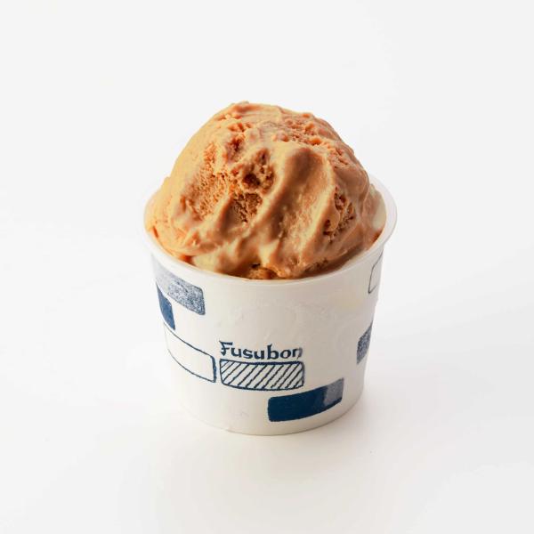 深いコクと甘さ控えめのキャラメルフレーバーフスボンのキャラメルアイスクリームは、贅沢なキャラメルの風味と、濃厚でクリーミーな食感を楽しめる低糖質アイスクリームです。エリスリトールやステビア、ラカンカを使用し、後味の良い満足感のある甘さを実現...