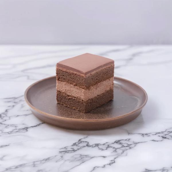 フスボンのチョコレートケーキは、下からチョコレートスポンジ、チョコクリーム、チョコレートスポンジ、トップにチョコガナッシュの4層仕立て。自家製チョコレート（カカオマス・カカオバター・エリスリトール・ステビアをメランジャーで練り上げ）を贅沢に...