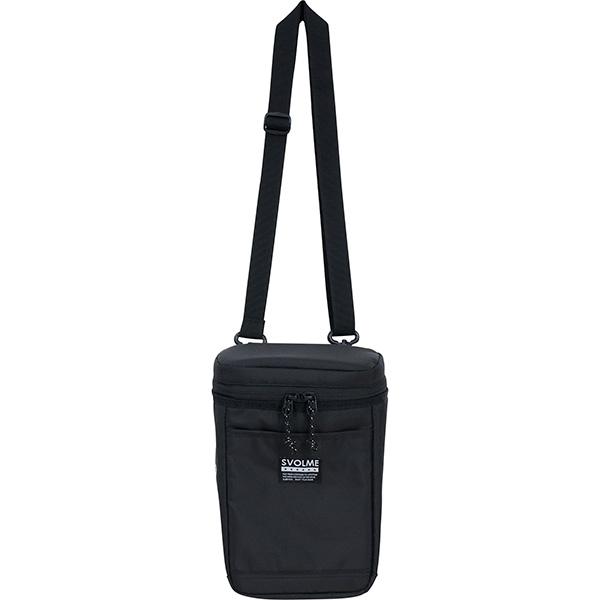 保冷 ショルダーバッグメーカー：スボルメ SVOLMEカラー：【010】BLACK素材：ポリエステル100%サイズ：25×17×8cm容量：2L500mlの水筒やペットボトルが縦に２本入る、保冷機能を備えたショルダーバッグ。メインポケット以...