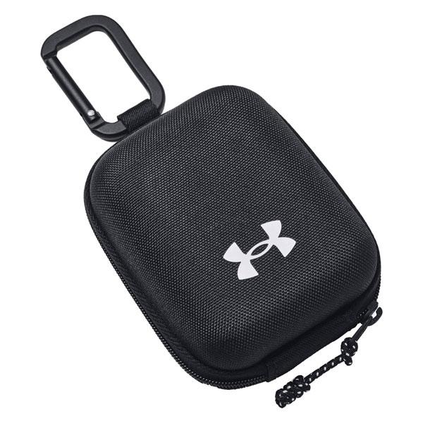 カバンに付けられる小物入れメーカー：アンダーアーマー（UNDER ARMOUR）カラー：【001】BLKサイズ：7.85cm x 10cm x 4.2cm容量：0.17L持ち物を最小限にしたい時に頼りになる相棒貴重品はもちろん、サプリやイヤ...
