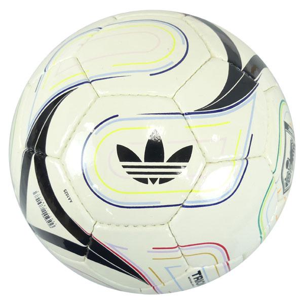サッカーボール 4号球メーカー：アディダス adidasカラー：JPA（オフホワイト）素材：人工皮革日本代表アウェイモデルの4号球サッカーボール。小学生対象モデル※予めご了承の上、ご注文を宜しくお願い致します。１．配送中による破裂などのトラ...