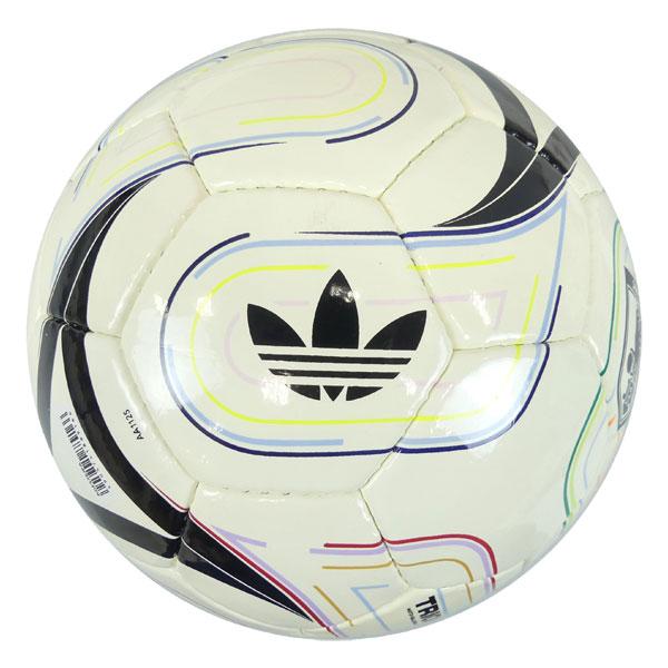 サッカーボール 5号球メーカー：アディダス adidasカラー：JPA（オフホワイト）素材：人工皮革日本代表アウェイモデルの5号球サッカーボール※予めご了承の上、ご注文を宜しくお願い致します。１．配送中による破裂などのトラブルの防止の為、ボ...