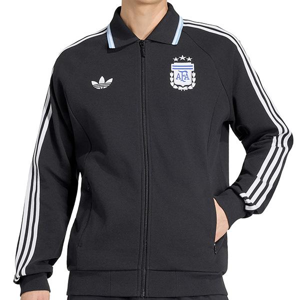 アルゼンチン代表 アンセムジャケットメーカー：アディダス adidasカラー：ブラック(JZ6287)素材：綿83%、ポリエステル17%サッカーにインスパイアされたライフスタイルウェアとして、存在感を放つアルゼンチン代表 26 アウェイ ア...