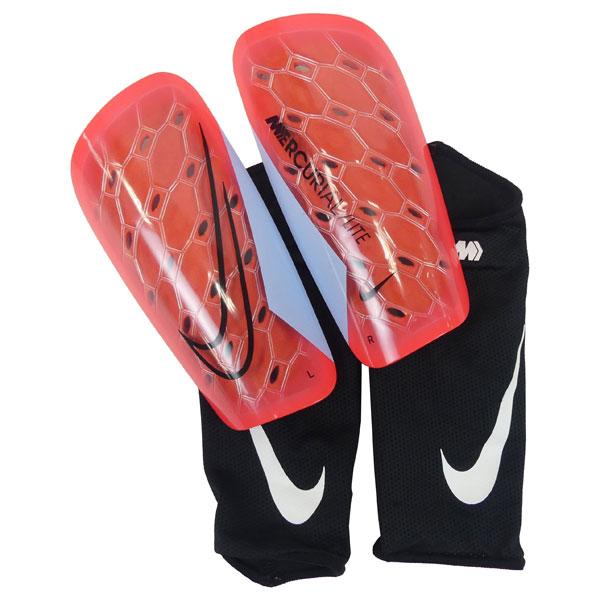 サッカー すね当て シンガードメーカー：ナイキ（NIKE）カラー：【636】オレンジ素材：シェル/Kレジン79％、EVA21％抜群のクッショニングと衝撃分散を備えた超薄型シンガード高いレベルの試合にも最適な仕様耐久性の高いシェルに高密度フォ...