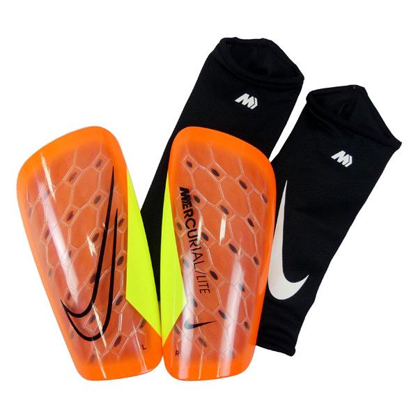 すね当て シンガードメーカー：ナイキ NIKEカラー：【830】素材：本体／Ｋレジン79%、EVA樹脂21%スリーブ／ポリエステル65%、ゴム19%、ポリウレタン16%ナイキ マーキュリアルライトシンガードは、スプリント力を損なうことなく下...
