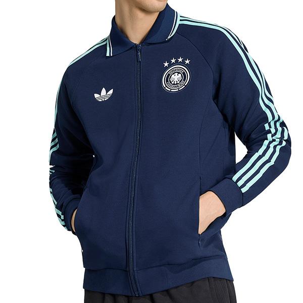 ドイツ代表 アンセムジャケットメーカー：アディダス adidasカラー：カレッジネイビー(JZ9336)素材：綿83%、ポリエステル17%ドイツ代表 26 アウェイ アンセムジャケットは、レトロなムードとコンテンポラリーさが織りなすデザイン...