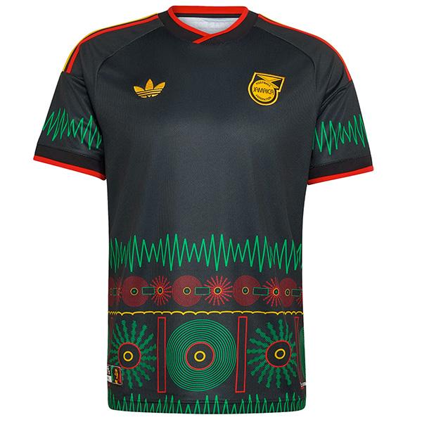 ジャマイカ代表 レプリカユニフォームメーカー：アディダス adidasカラー：ブラック(KD0957)素材：ポリエステル100%ジャマイカ代表 26 × ボブ・マーリー アウェイ レプリカ ユニフォームを着て、誇りを胸にピッチへ。ボブ・マー...