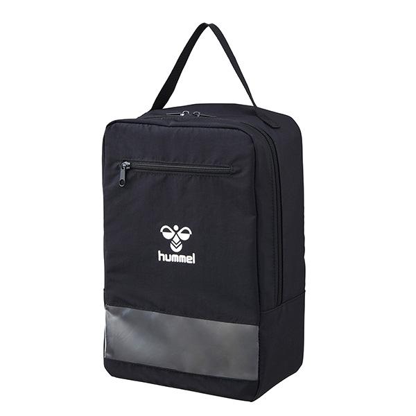 シューズバッグメーカー：ヒュンメル hummelカラー：BLK素材：合成繊維×合成樹脂サイズ：34×22×13cm(9L)オンオフ問わず使いやすい中身が見えるシューズケース。ファスナーポケット付きなので、小物の収納もでき便利です。スポーツシ...