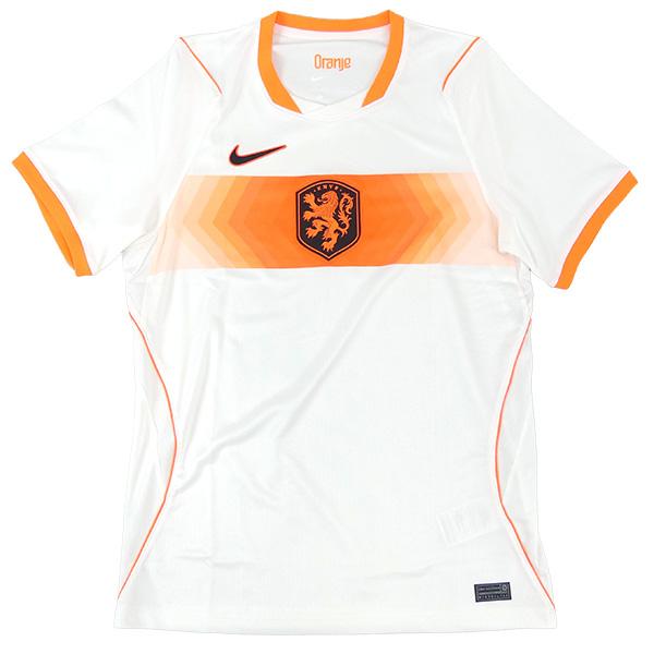 オランダ代表 レプリカユニフォームメーカー：ナイキ NIKEカラー：【100】素材：ポリエステル100%Nikeが贈るオランダ2026アウェイユニフォームトップス。オランダのアイコニックなホームユニフォームをアレンジしたトップス。ホワイトを...