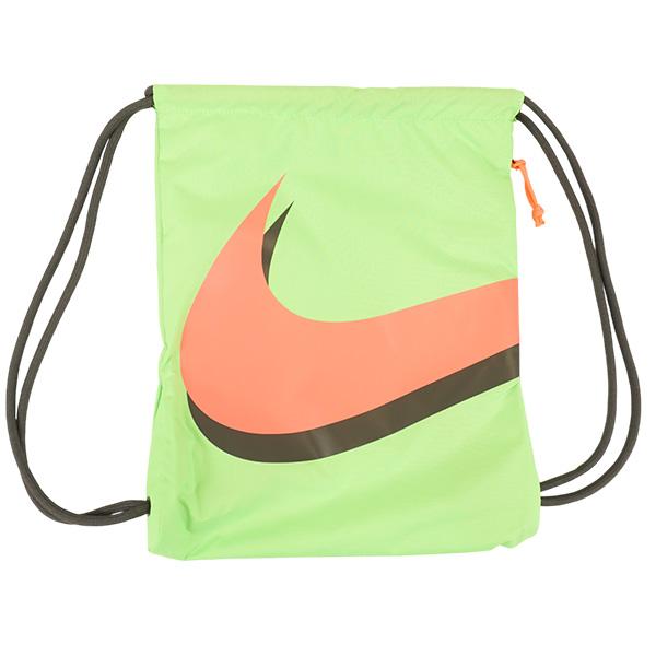 ナップサックメーカー：ナイキ NIKEカラー：【398】素材：ポリエステル100%アーリング・ハーランドモデルと連動したデザインのナップサック。小物やシューズ、着替え等を収納可能。【在庫について】当ショップは、店頭及び自社サイトにて在庫を共...