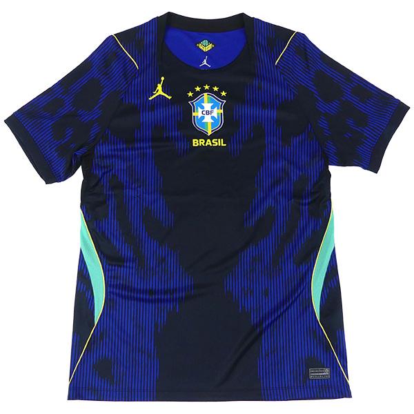 ブラジル代表 レプリカユニフォームメーカー：ナイキ NIKEカラー：【417】素材：ポリエステル100%その美しさで敵を威嚇する鮮やかなカラーのユニフォーム トップス。捕食者に警告を与えるドクガエルのように、このレプリカのジョーダン ユニフ...