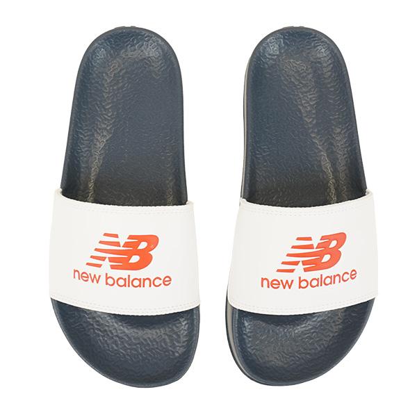 シャワーサンダルメーカー：ニューバランス New Balanceカラー：NAVY/RED素材：アッパー／人工皮革ソール／合成底オフピッチからライフスタイルまで、リラックスシーンにストレスフリーな履き心地を提供する定番スライドサンダル「50 ...