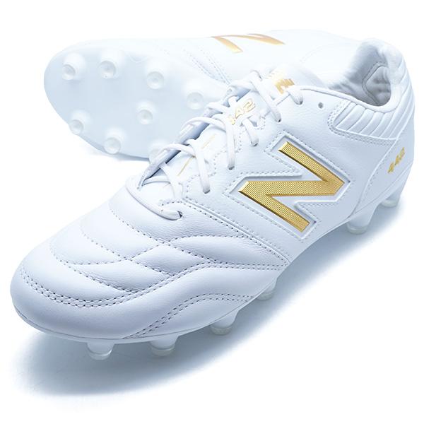 サッカースパイクメーカー：ニューバランス New Balanceカラー：WHITEアッパー：人工皮革/天然皮革アウトソール：合成樹脂底努力を続けるプレーヤーに人気のフィッティングシューズ「442 V2 PRO HG」に、日本限定の天然皮革モ...