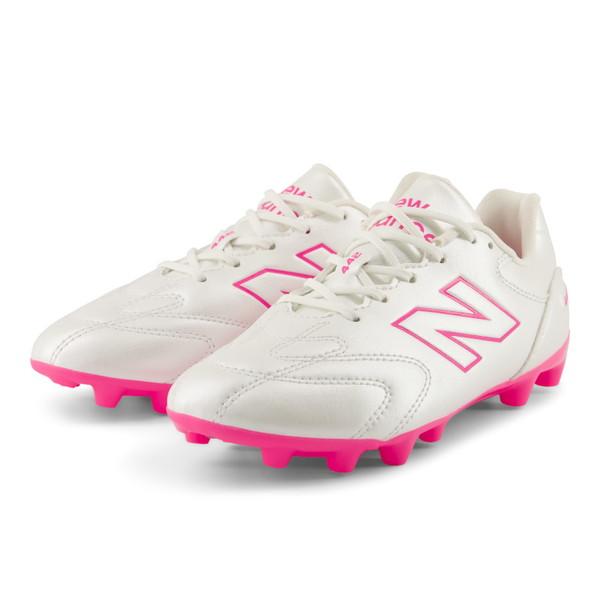 ジュニア サッカースパイクメーカー：ニューバランス New Balanceカラー：WHITE/PINKアッパー：人工皮革アウトソール：合成樹脂底毎日の練習に最適なジュニア向けエントリーモデル「442 Team JNR HG」がv3にアップデ...