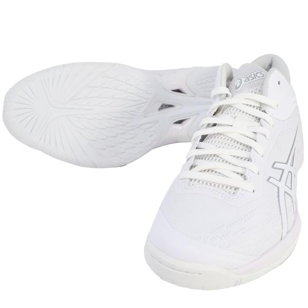 高速化するバスケットボールに対応するスピードコンセプトモデル中足部から前方向に伸びるトラスティックが、ダッシュ時に反発性を発揮し、プレーヤーの加速をサポート。かかと部には樹脂製のヒールカウンターを配置。ホールド性を高め、スピードにのったプレ...