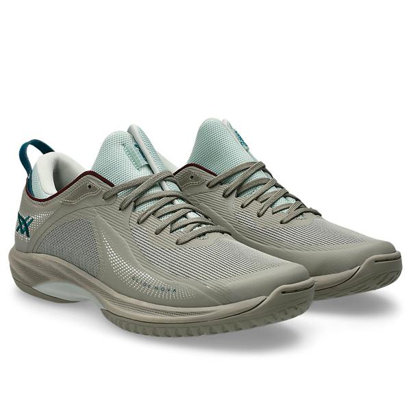 メンズ バスケットボールシューズGLIDE NOVA FF 4素早くコートを駆けるプレーヤーにむけた快適軽量モデルシュータンを縦に2分割したスプリットタン構造が、フィット性と着脱のしやすさを両立。サポート性に優れたアッパーと中足部のトラステ...