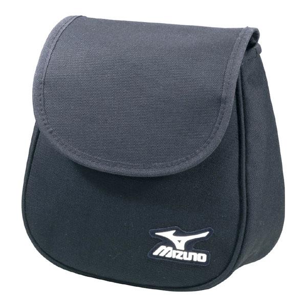 野球 ソフトボール 審判員用 硬式・軟式 ボール入れ袋(6個入れ)ふた付きの審判員用ボール入れ袋です。【メーカー】ミズノ mizuno【サイズ】縦19.5×横18.5×厚さ8.5cm【素材】ポリエステル【原産国】日本製【容量】硬式、軟式6個入れ