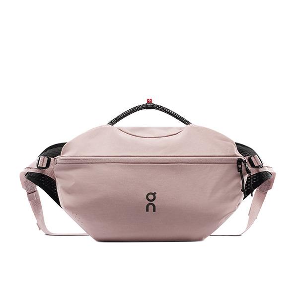 スリングパック 9L：毎日の必需品がたっぷり入る、スタイリッシュな軽量スリングバッグ。3点留めストラップで安定感の高いフィット感です。バックパックよりもコンパクトで、Waist Pack 2Lよりも大きめなサイズ。鍵やスマートフォンはもちろ...