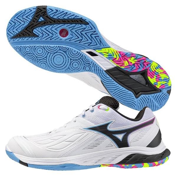 安定性はそのままに、新たな構造でスムーズなランジ動作をサポート！2E フィットタイプコートを捕らえる力。強い一歩に変えるグリップ性や安定性のファングシリーズ。●カラー：(45)ホワイト×ブルー●サイズ：23.0、23.5、24.0、24.5...